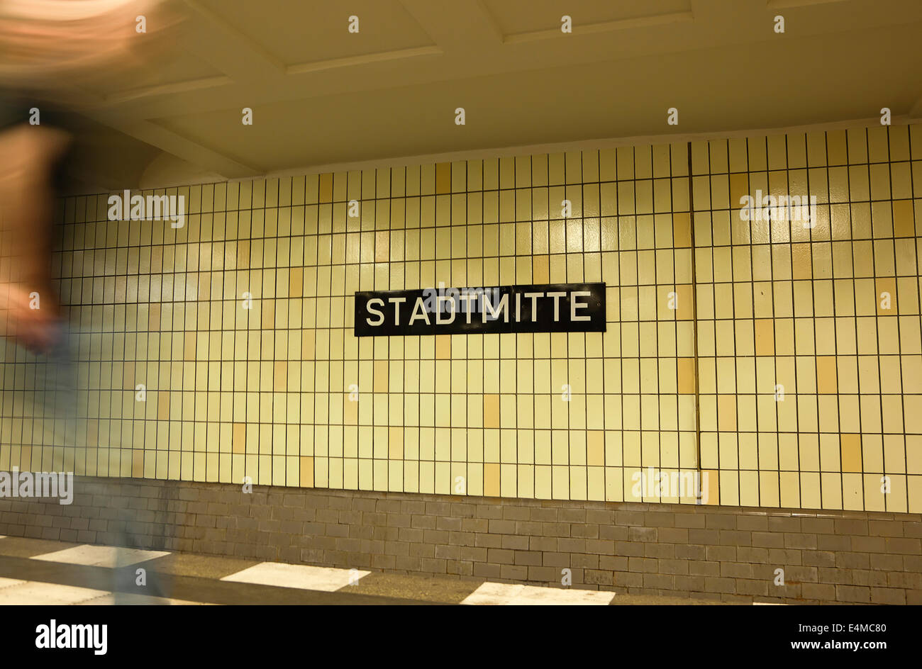 Germany, Berlin, Mitte, Stadmitte underground station platform Stock ...