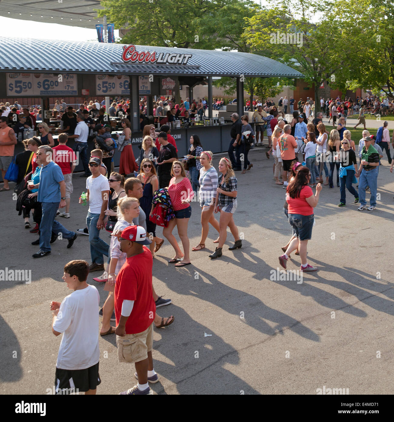 Summer crowds hi-res stock photography and images - Alamy