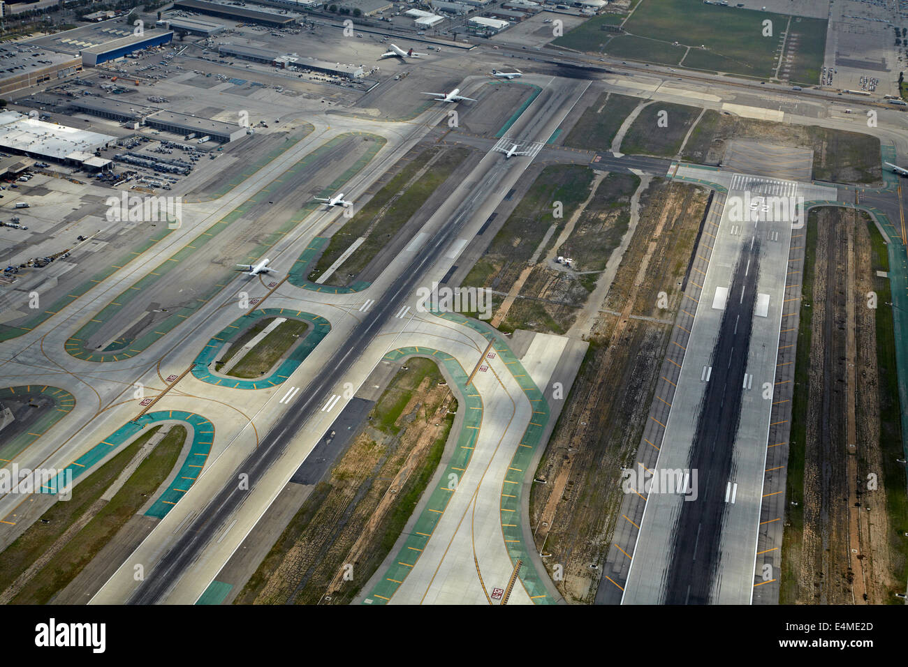 Airliners queuing hi-res stock photography and images - Alamy