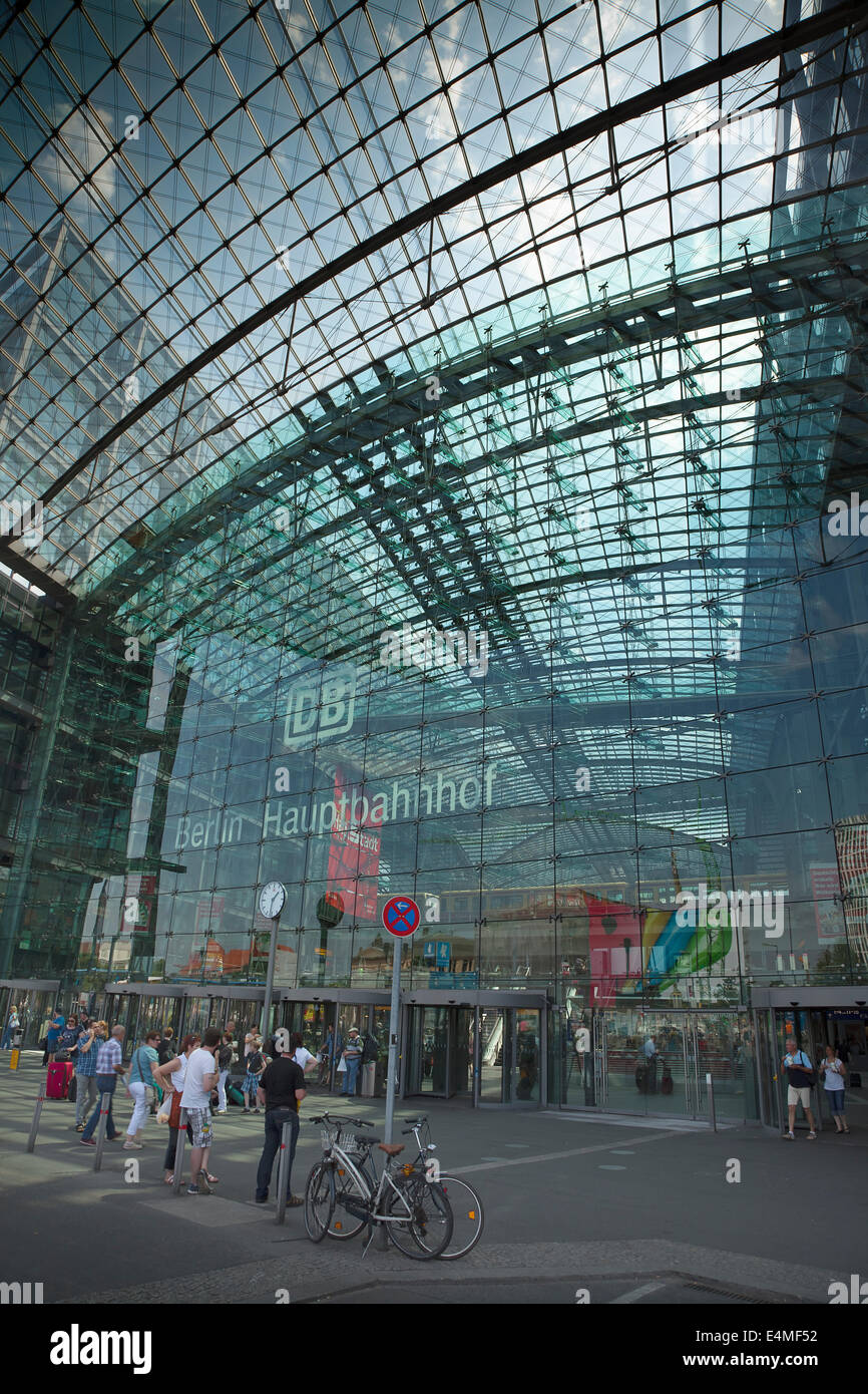 Germany, Berlin, Mitte, Hauptbahnhof steel and glass train station ...