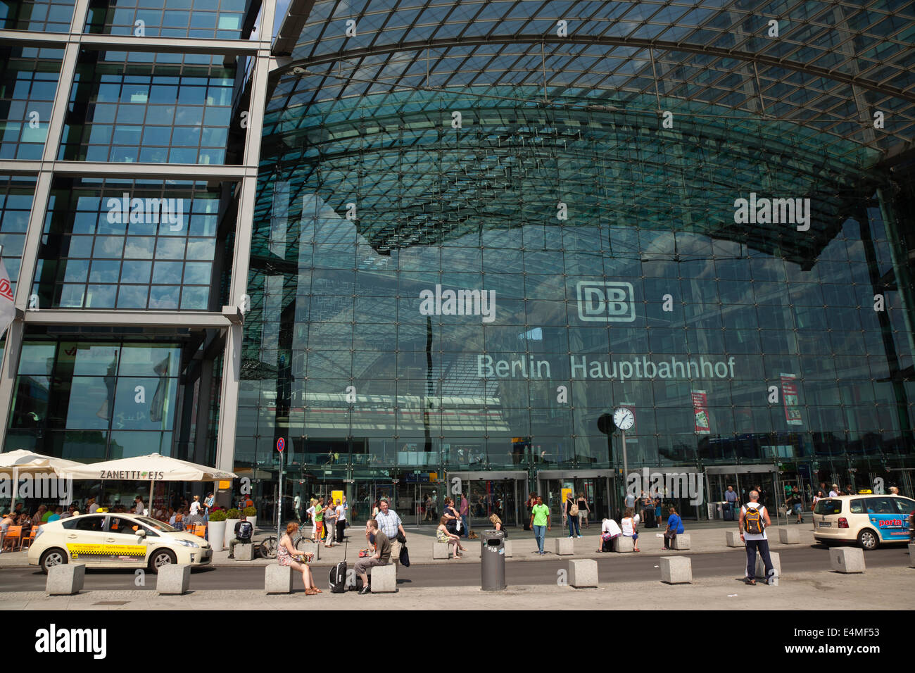 Germany, Berlin, Mitte, Hauptbahnhof steel and glass train station ...