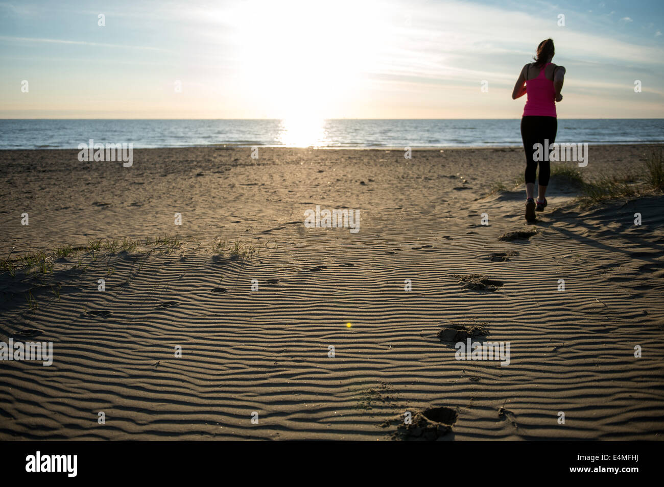 Running on sand hi-res stock photography and images - Alamy