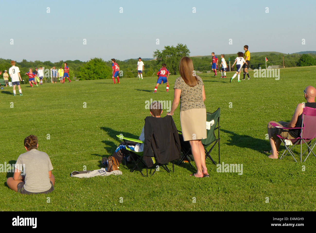 Girls watching soccer hi-res stock photography and images - Alamy