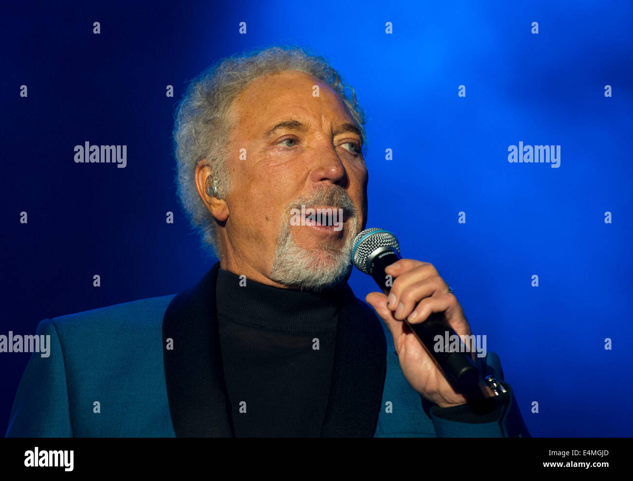 Welsh singer Tom Jones on stage at Chepstow Racecourse Stock Photo - Alamy