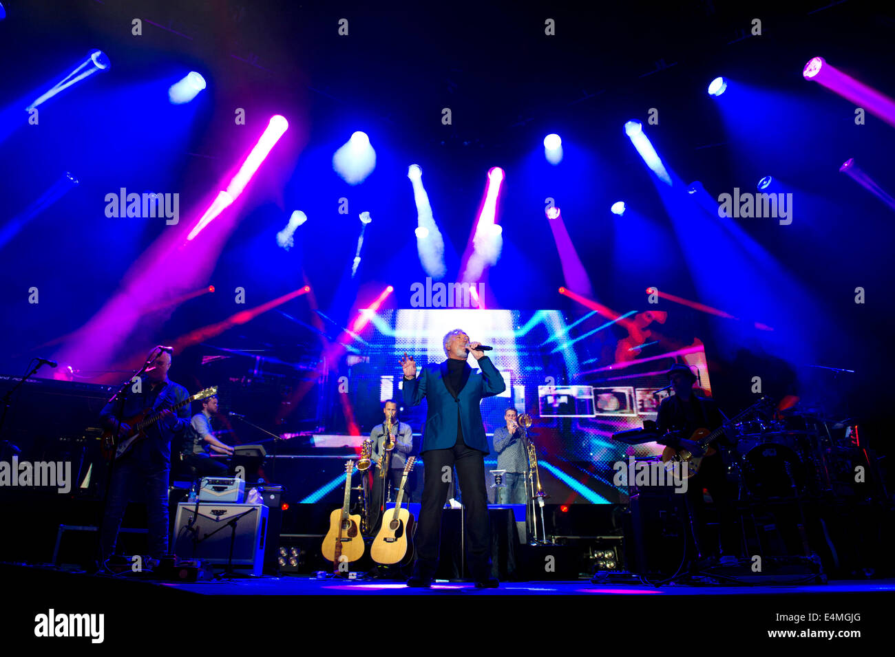 Welsh singer Tom Jones on stage at Chepstow Racecourse Stock Photo - Alamy