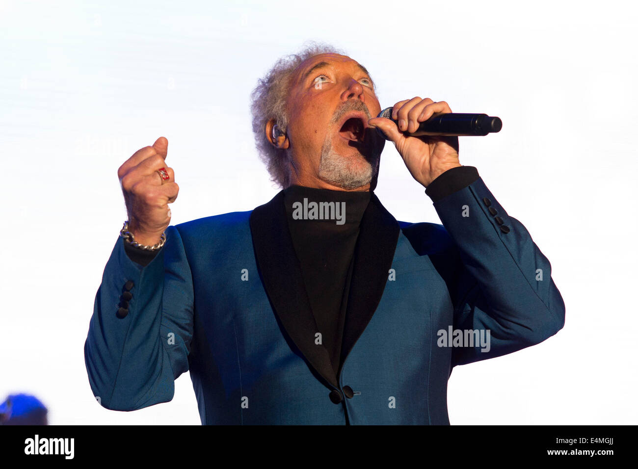 Welsh singer Tom Jones on stage at Chepstow Racecourse Stock Photo - Alamy