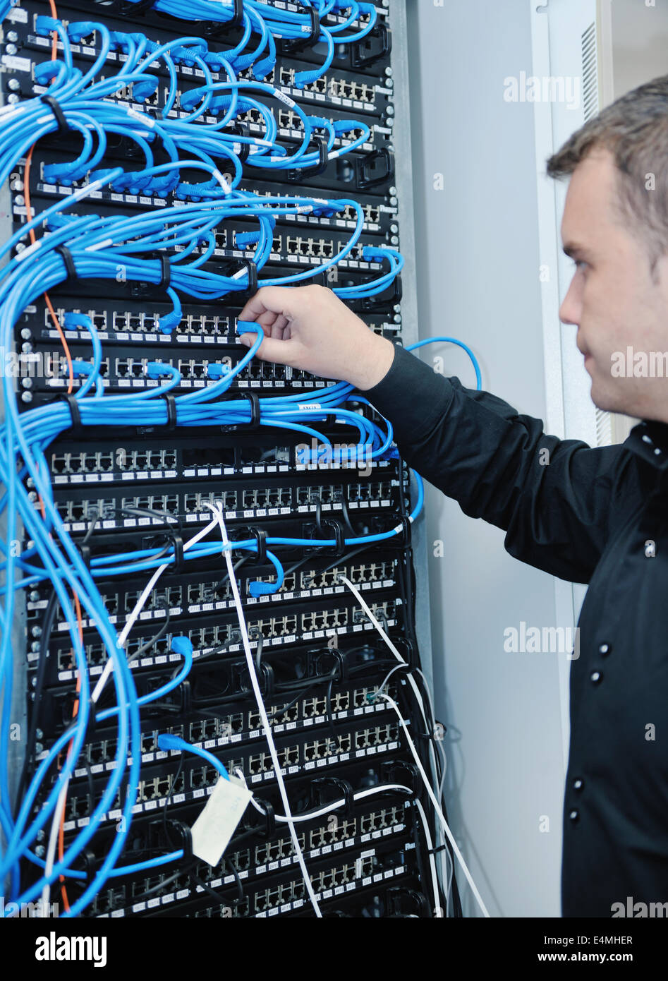 Engeneer in datacenter hi-res stock photography and images - Alamy