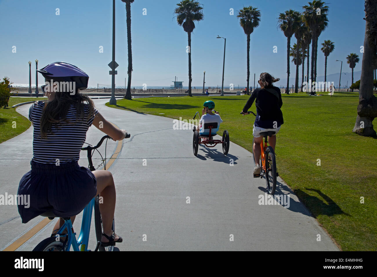 Cyclists on Santa Monica to Venice Beach bike path, Los Angeles ...