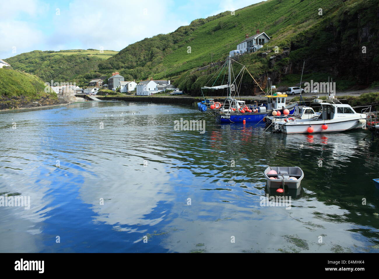 Boscastle harbour hi-res stock photography and images - Alamy