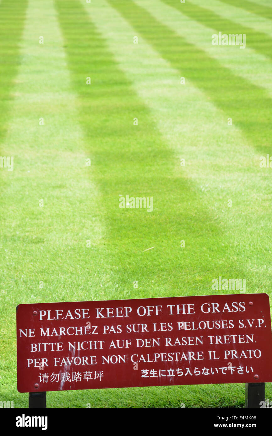 Keep off grass sign Stock Photo - Alamy