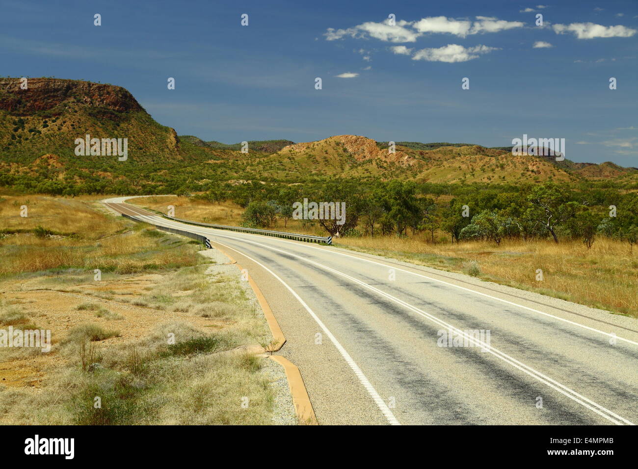 An open and curving highway in the Australian outback Stock Photo - Alamy