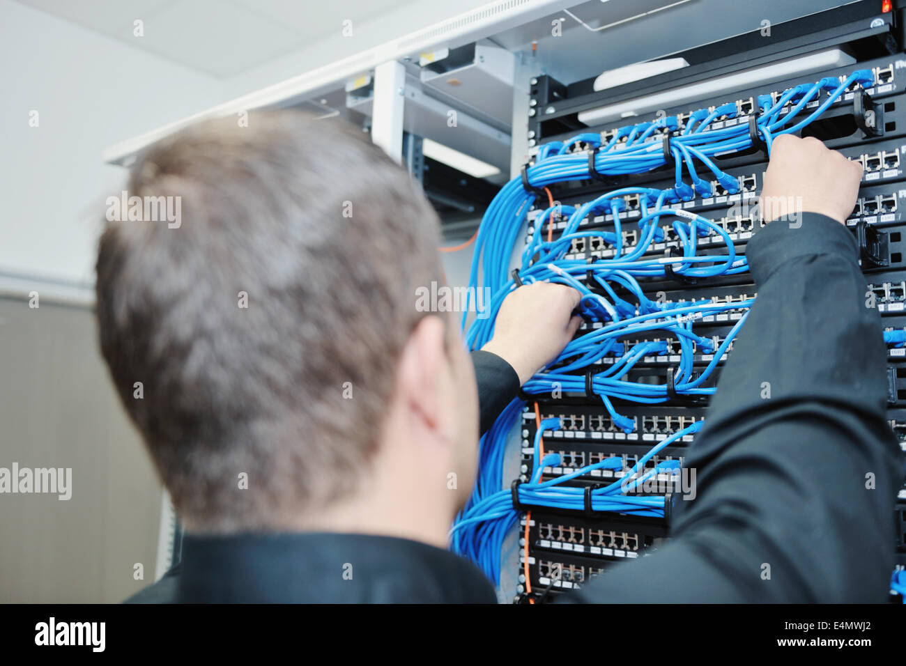 Engeneer in datacenter hi-res stock photography and images - Alamy