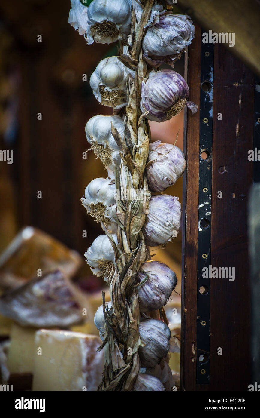 lot of garlic in a medieval fair, kitchen condiments Stock Photo - Alamy