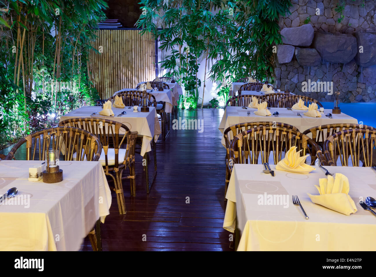 empty tables at the restaurant Stock Photo - Alamy