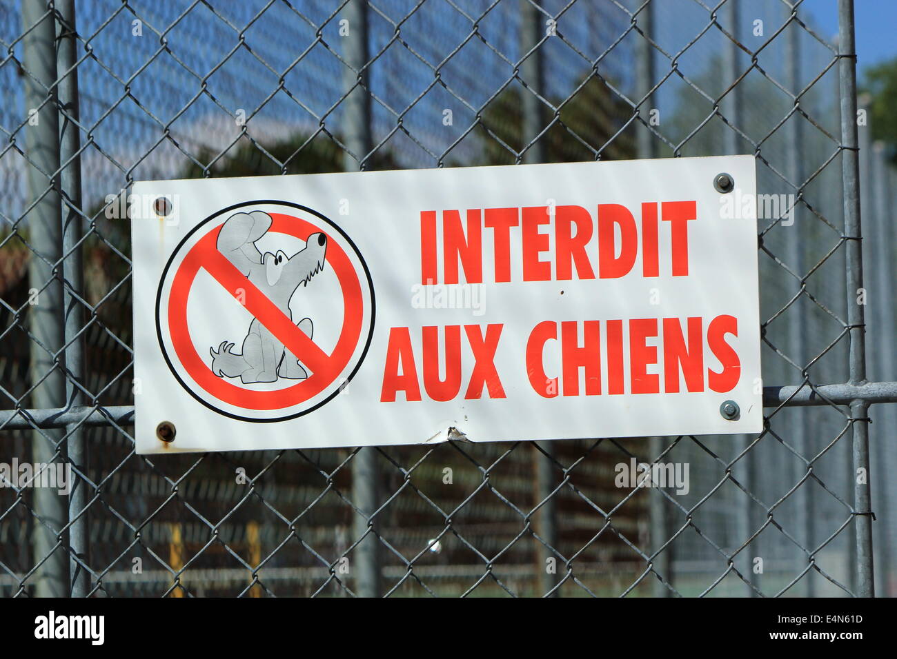 No dogs allowed sign fence hi-res stock photography and images - Alamy