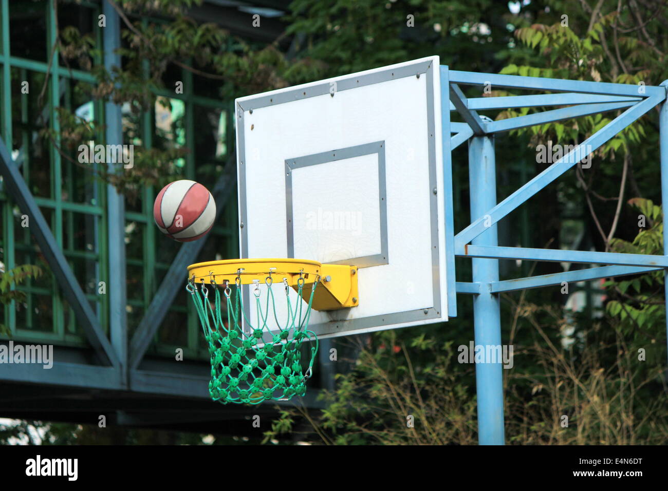 Throw basketball in basket hi-res stock photography and images - Alamy