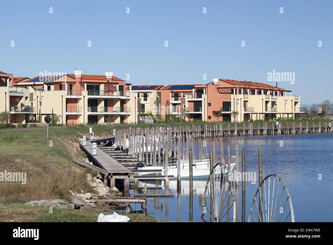 Pier houses hi-res stock photography and images - Alamy