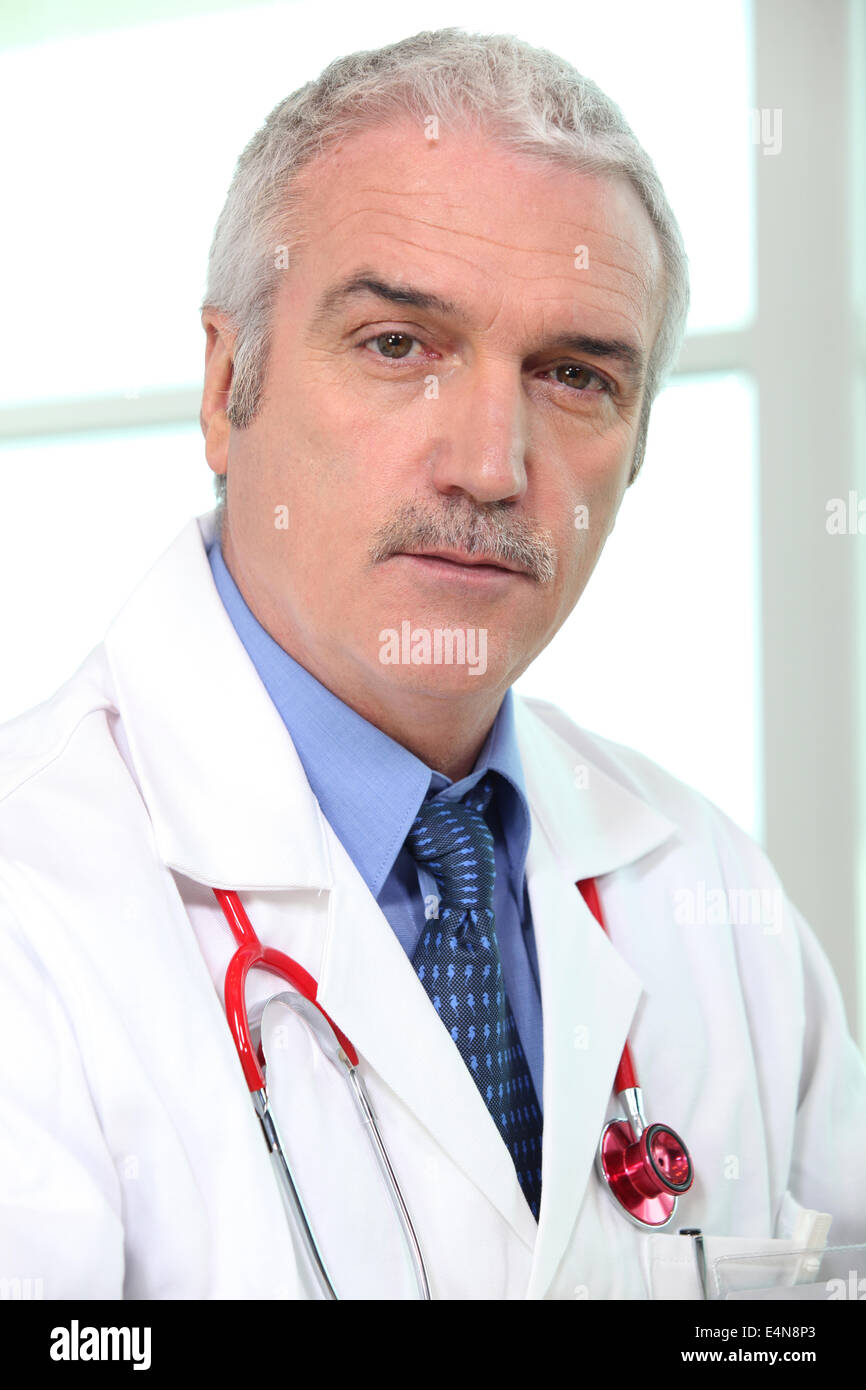 Portrait of senior general practitioner Stock Photo - Alamy