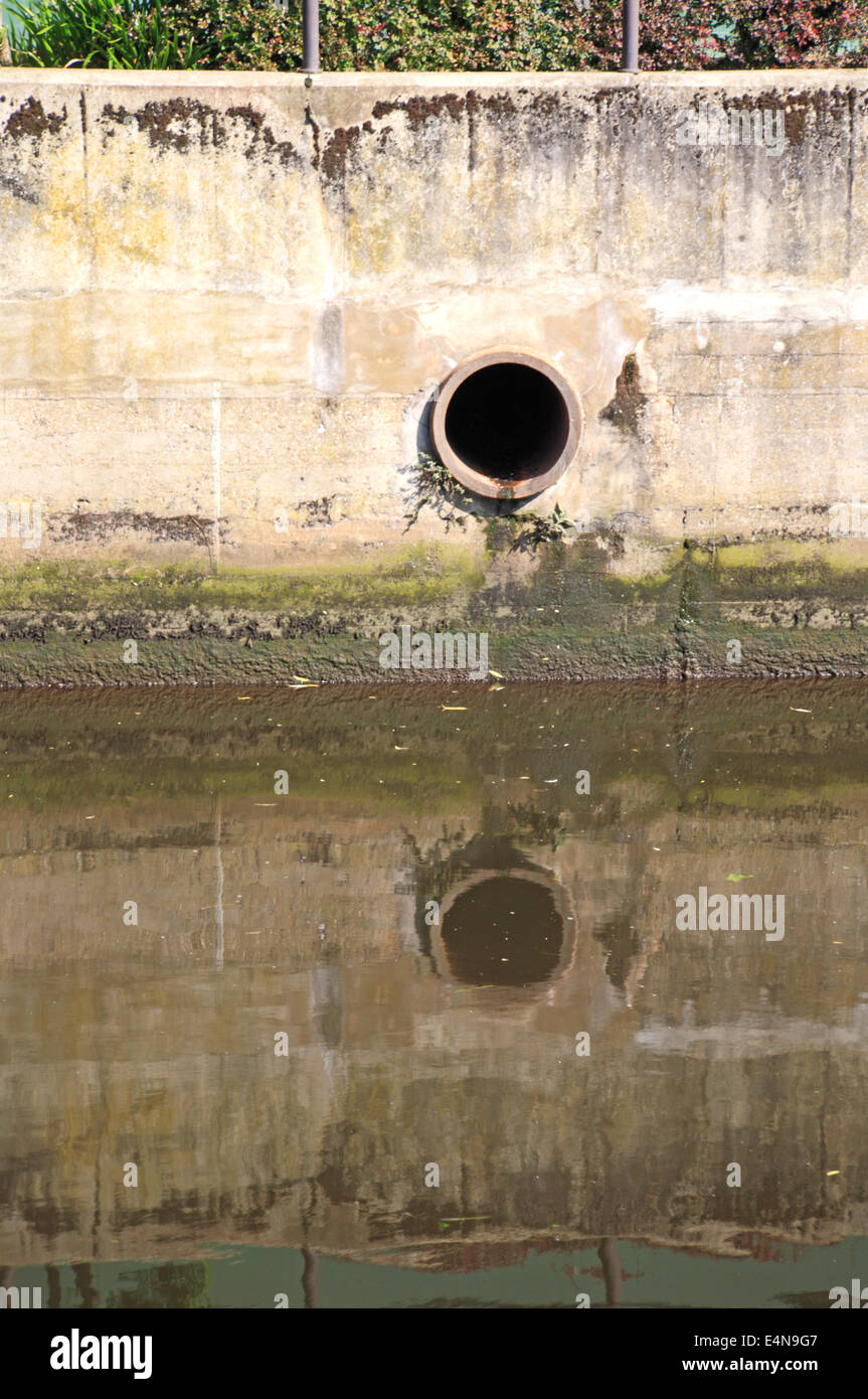 Outfall pipe hi-res stock photography and images - Alamy