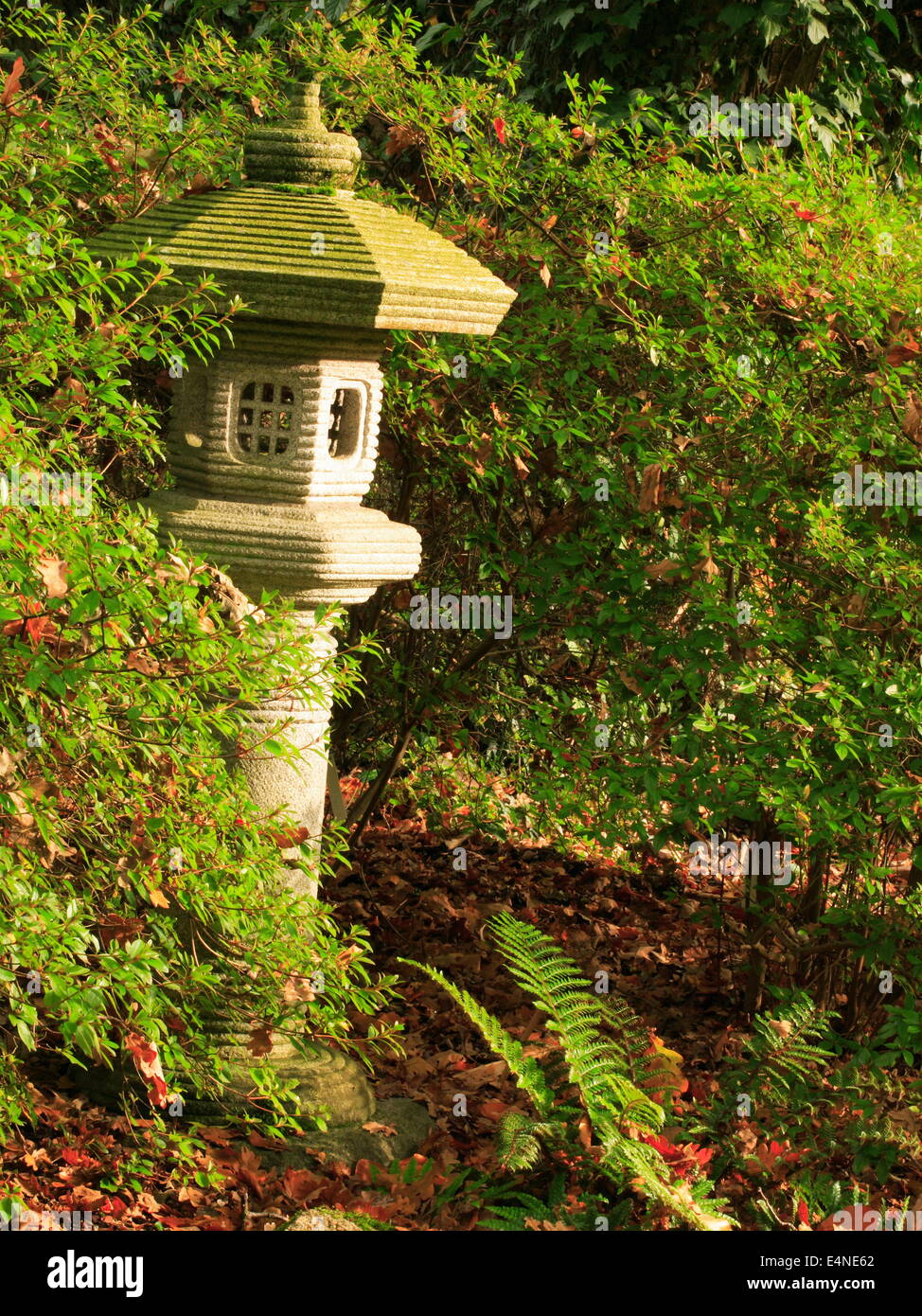 Japanische Steinlaterne High Resolution Stock Photography and Images ...