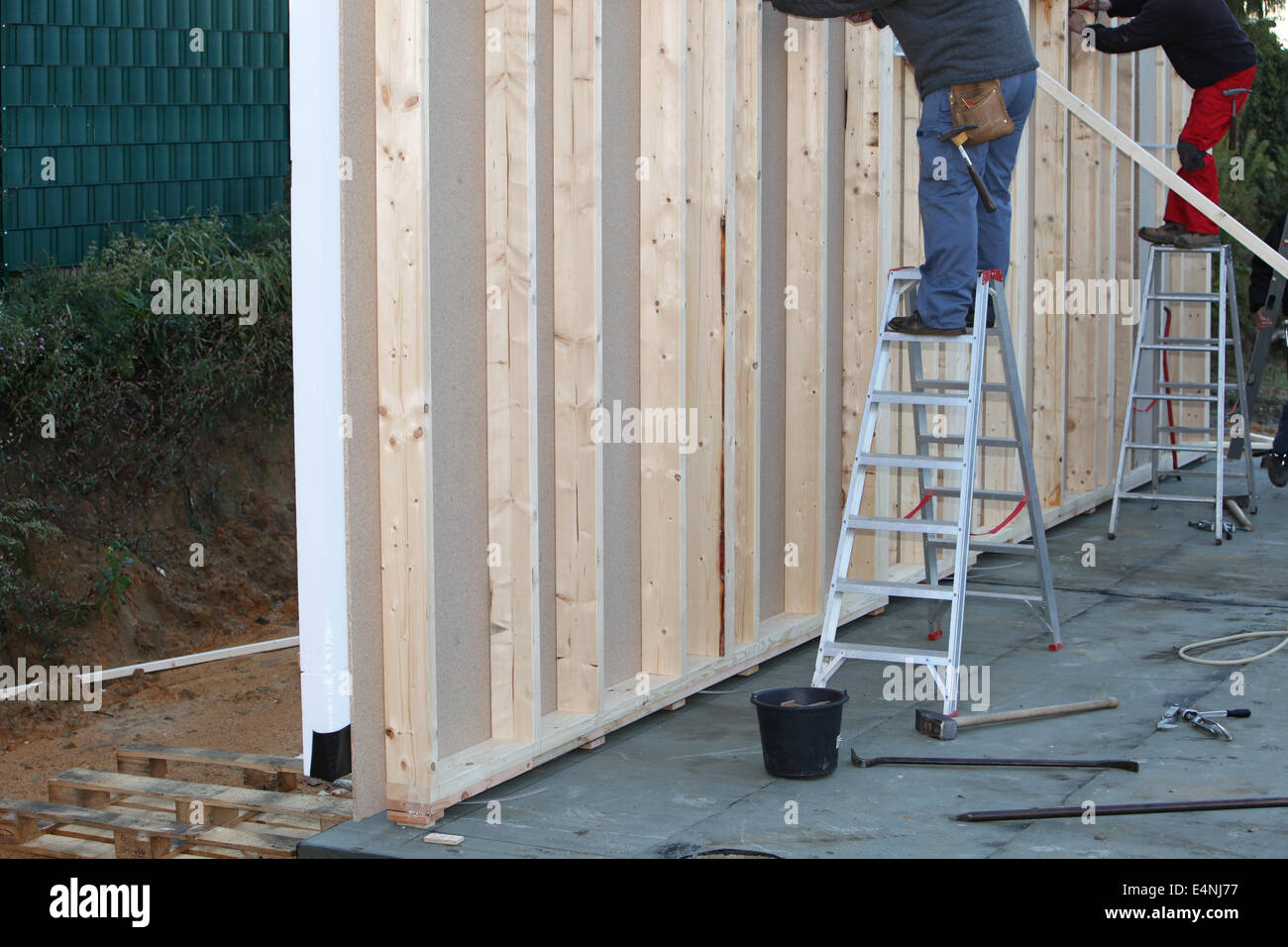 Builders installing a timber frame house Stock Photo - Alamy