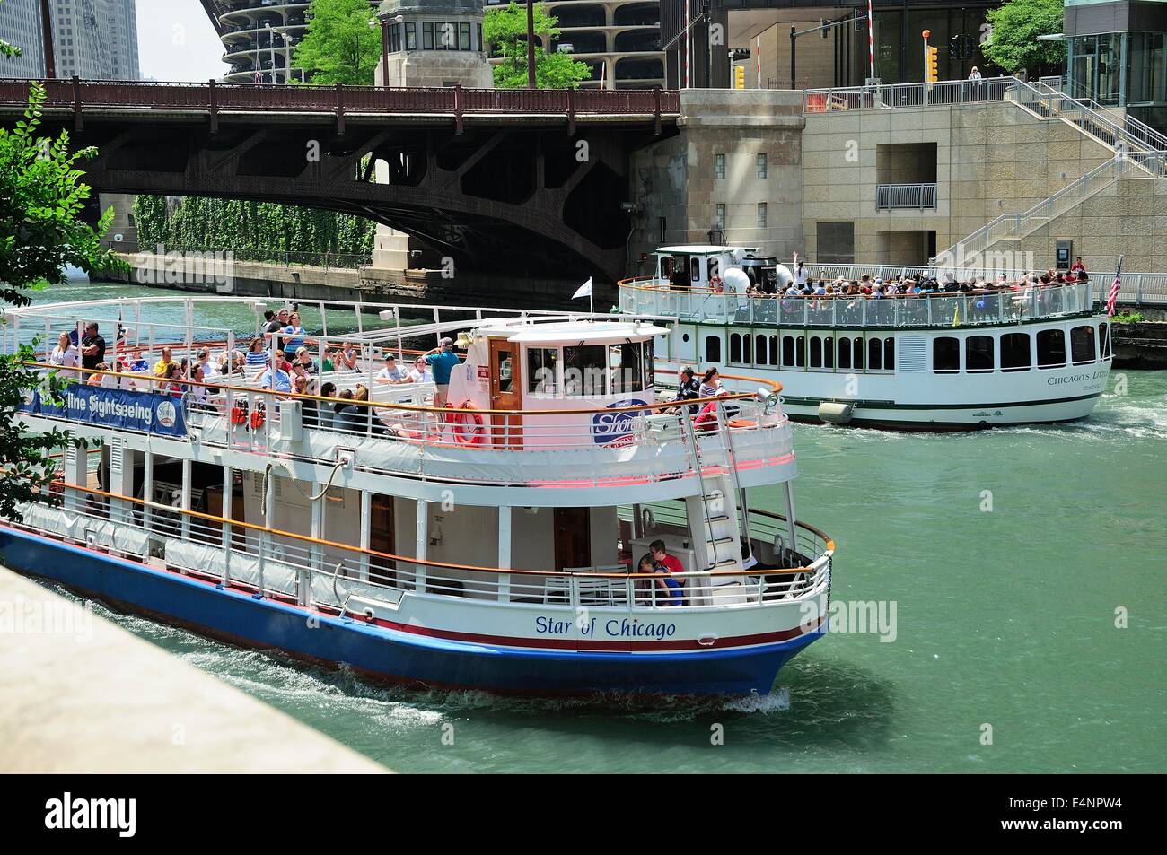 Architectural Tour Boat cruising the Chicago River Stock Photo - Alamy