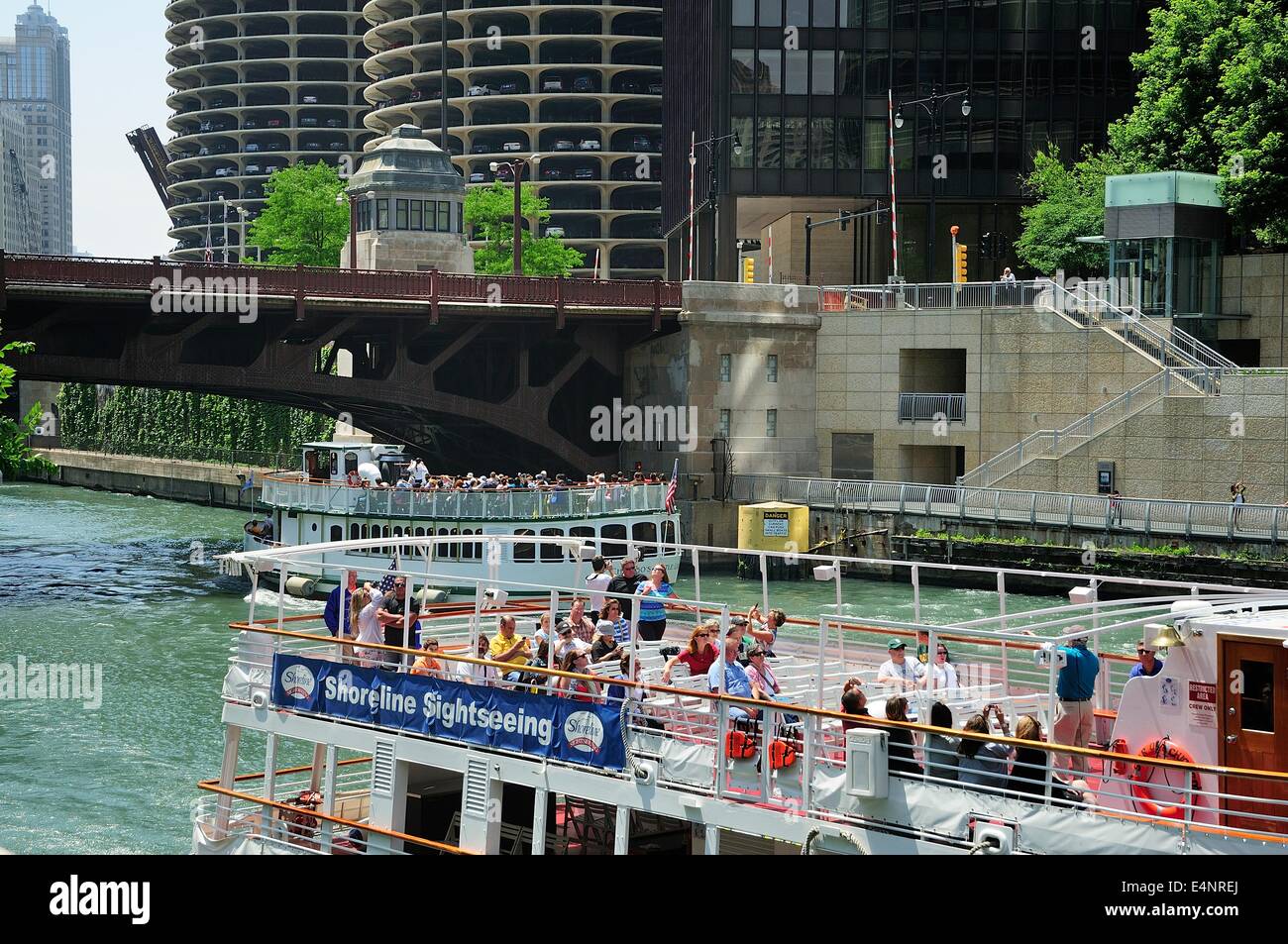 Architectural Tour Boat cruising the Chicago River Stock Photo - Alamy