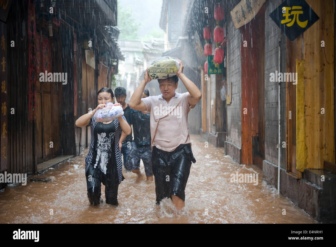 Cut through street hi-res stock photography and images - Alamy
