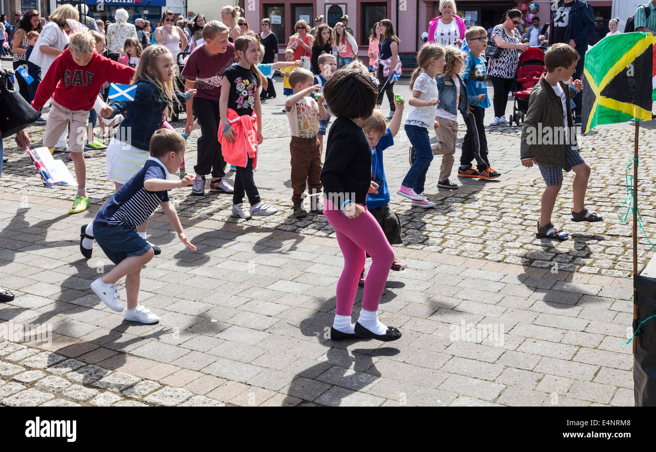 Children dancing scotland hi-res stock photography and images - Alamy