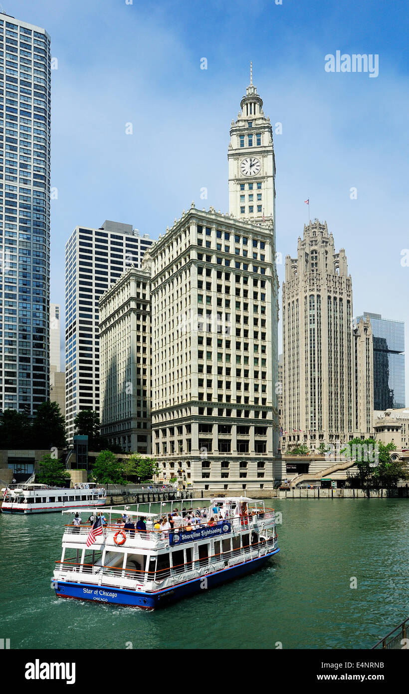 Architectural Tour Boat cruising the Chicago River Stock Photo - Alamy