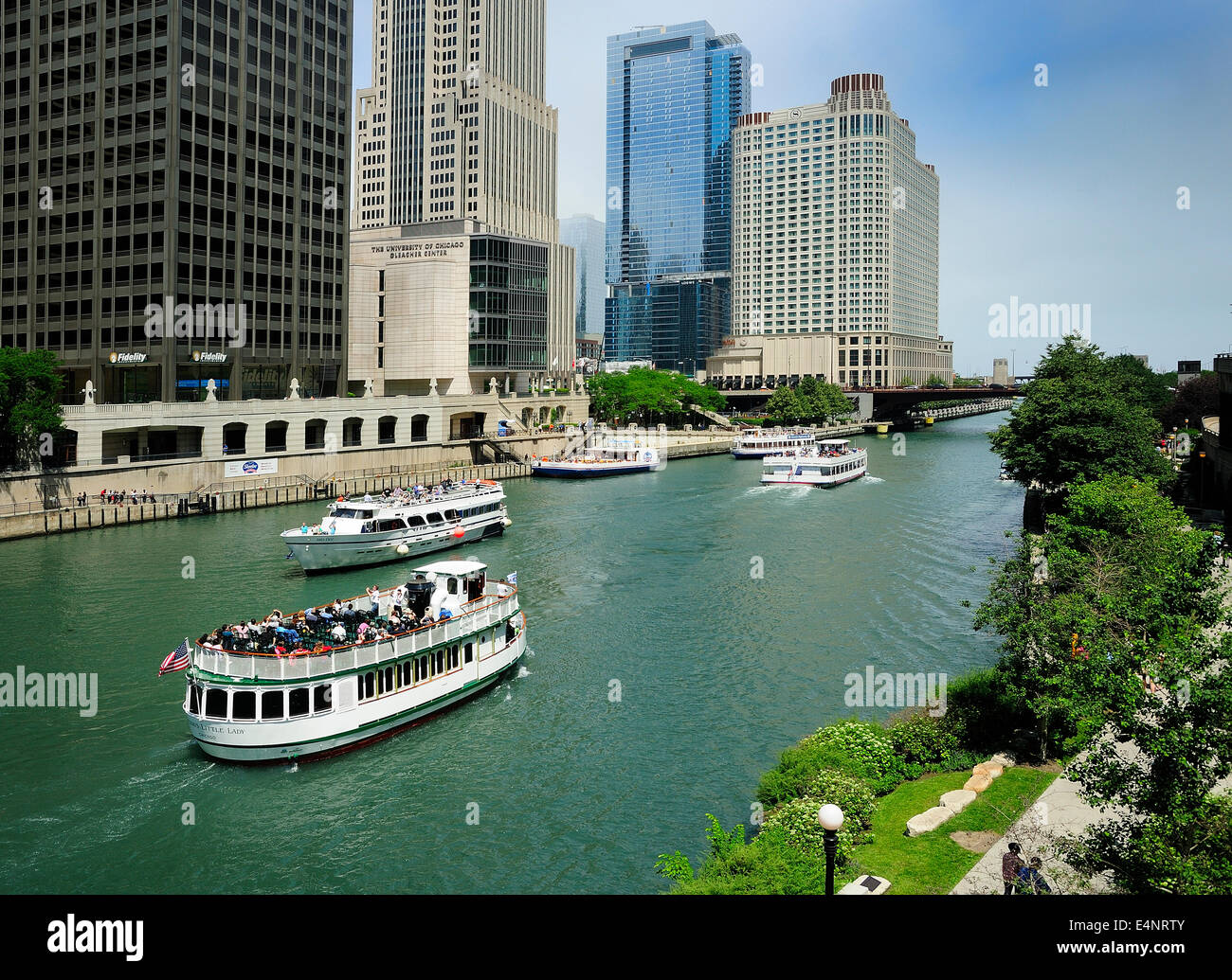 Architectural Tour Boat cruising the Chicago River Stock Photo - Alamy
