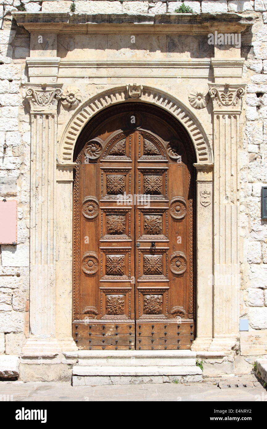 Medieval front door hi-res stock photography and images - Alamy