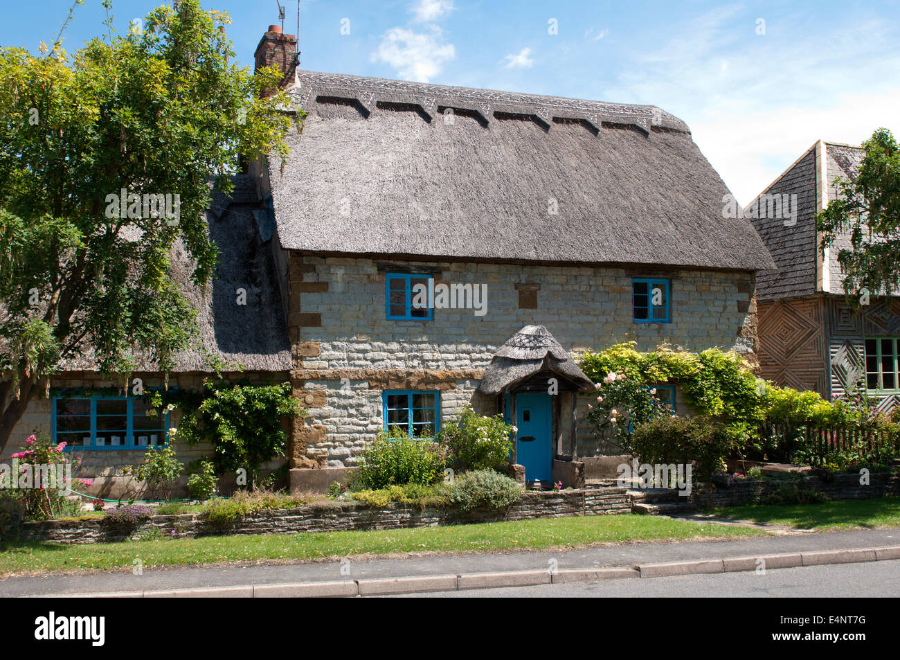 Thatched cottage in Gaydon village, Warwickshire, England, UK Stock ...