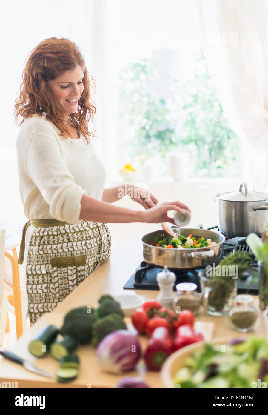 Woman cooking in kitchen hi-res stock photography and images - Alamy