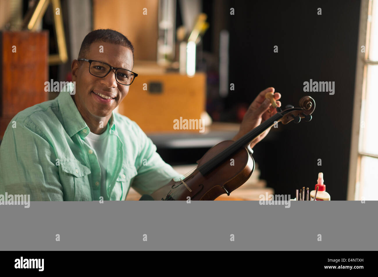 Violin workshop hi-res stock photography and images - Alamy