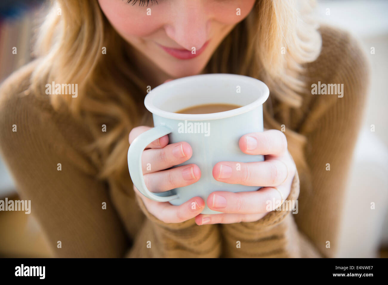 Woman holding coffee mug Stock Photo - Alamy