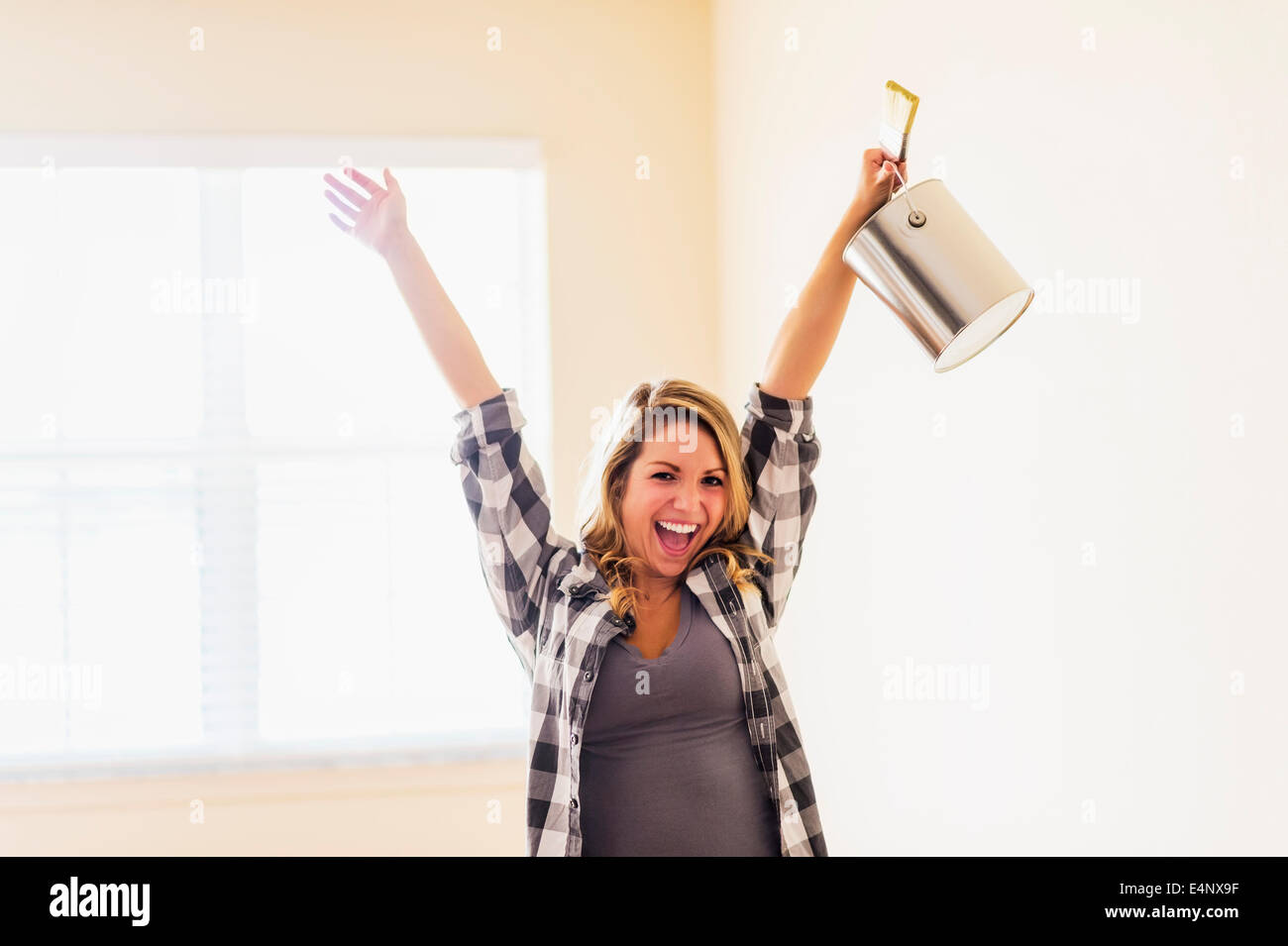 Paint bucket hi-res stock photography and images - Alamy