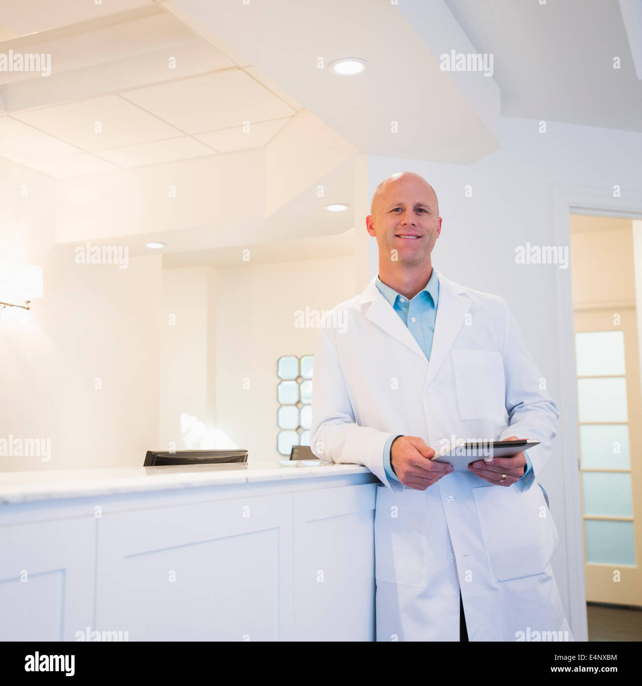Reception desk doctor hi-res stock photography and images - Alamy