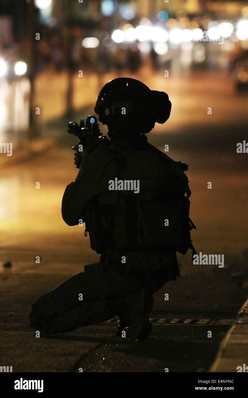 Soldier crouching hi-res stock photography and images - Alamy