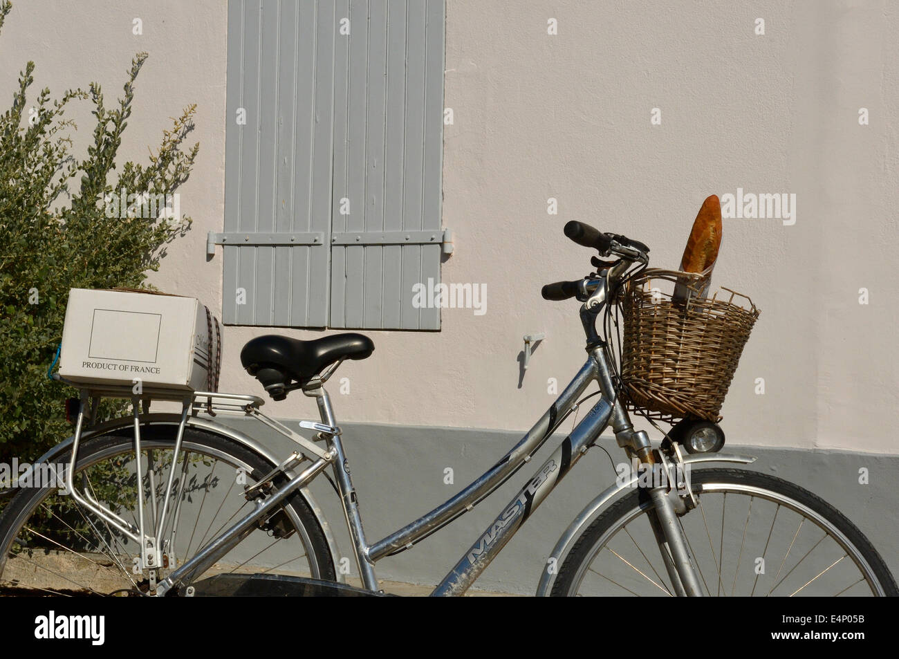 French bicycle baguette hi-res stock photography and images - Alamy