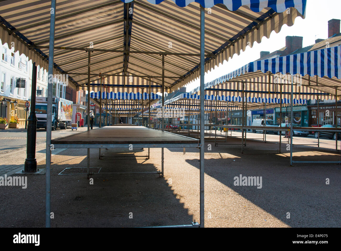Empty market stalls hi-res stock photography and images - Alamy