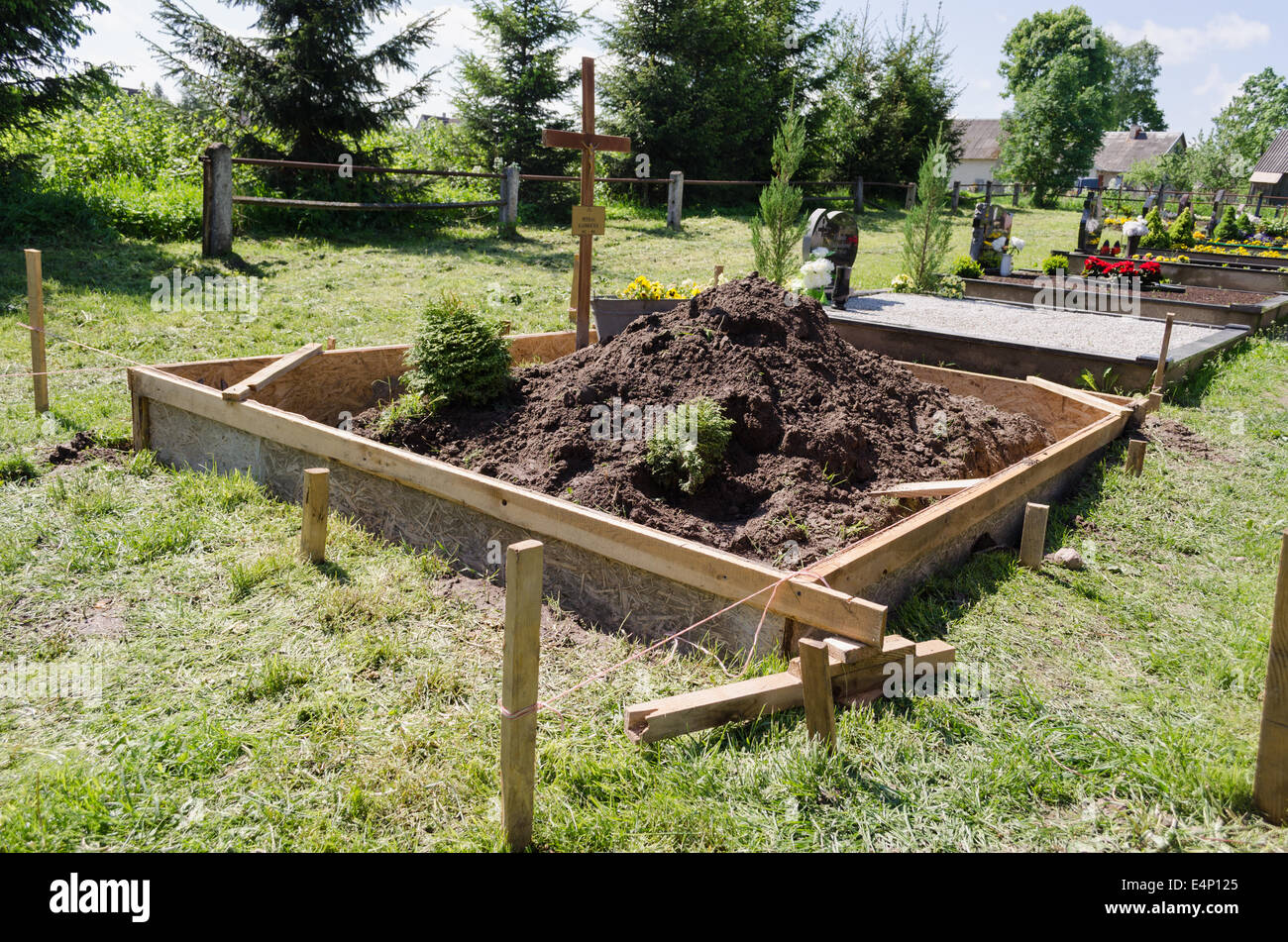 Freshly dug grave hi-res stock photography and images - Alamy