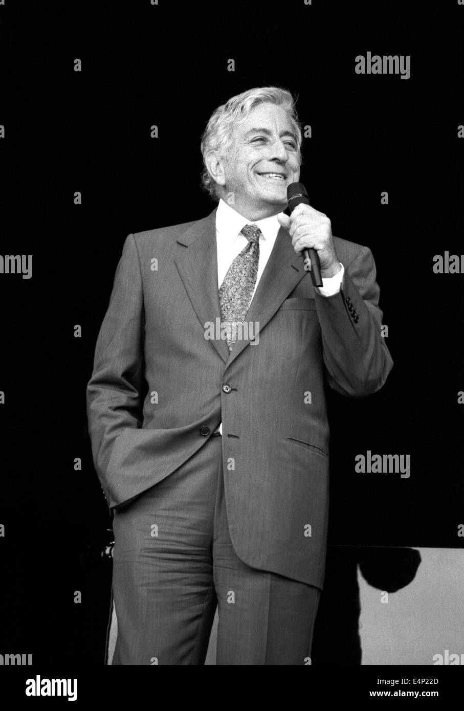 Tony Bennett performing on the Pyramid Stage, Glastonbury Festival 1998 ...