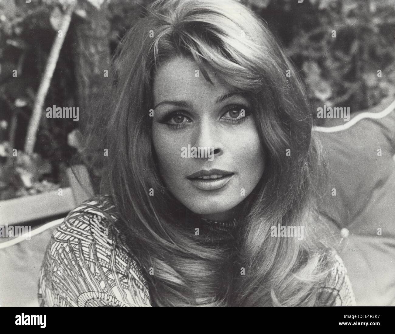 Senta berger interfoto globe wire alamy live hi-res stock photography ...