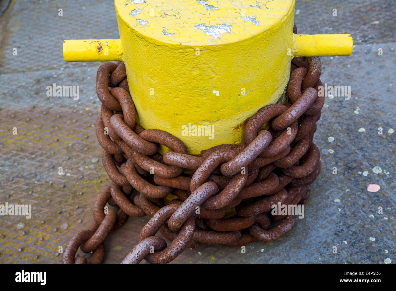 Rusted chains hi-res stock photography and images - Alamy