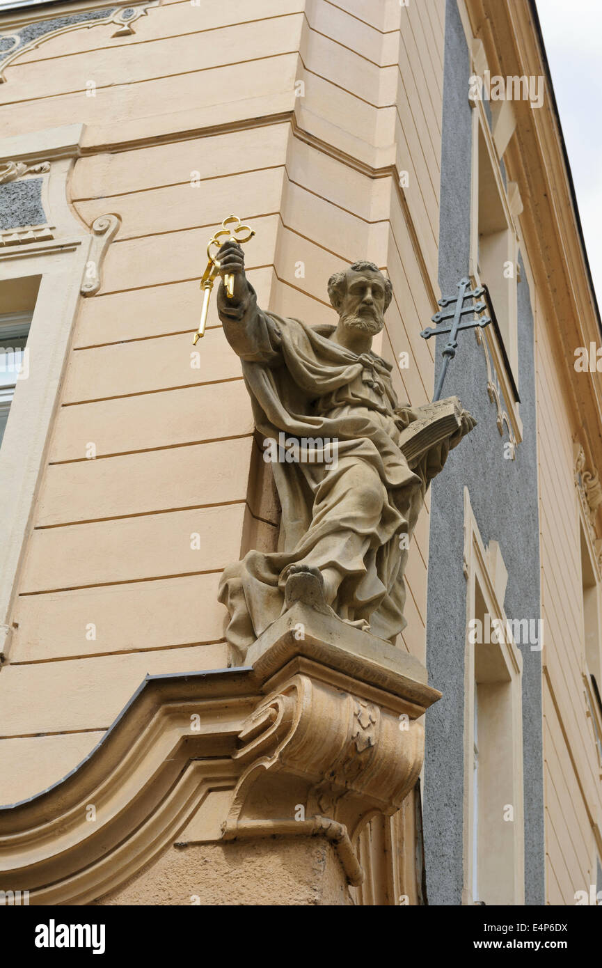 St peters statue hi-res stock photography and images - Alamy