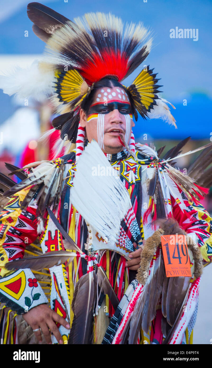 American indian ceremonial dress hi-res stock photography and images ...