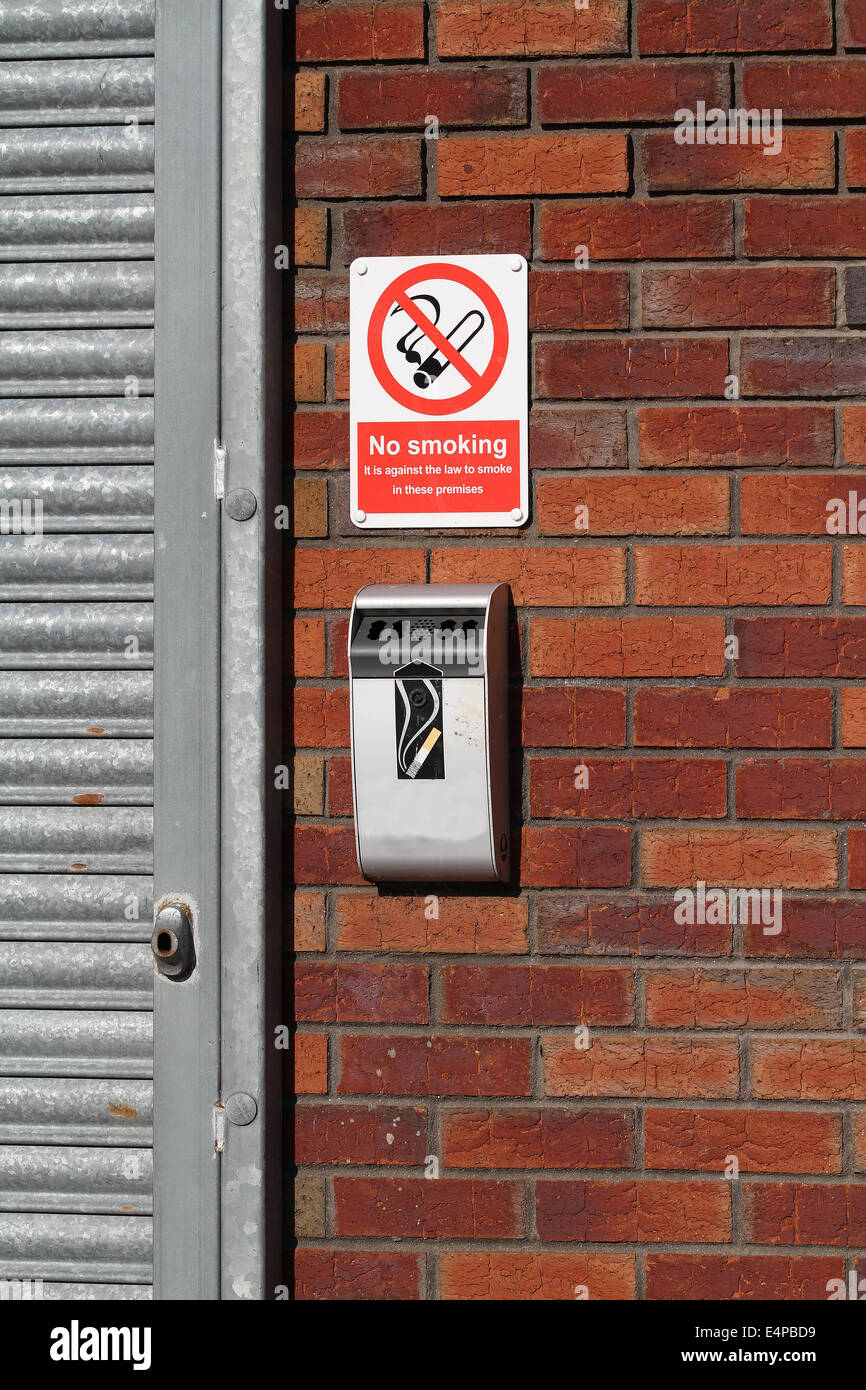 Cigarette signs hi-res stock photography and images - Alamy