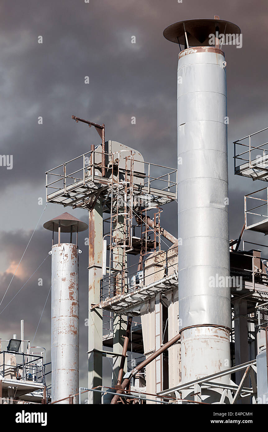 Warming refinery, pipelines and towers, heavy industry overview Stock ...