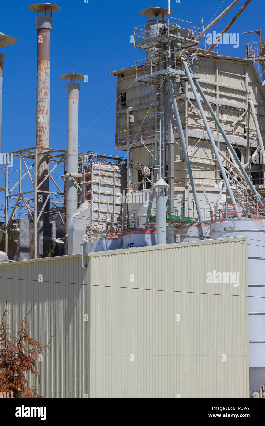 modern industry and refinery, details of pipes and smokestacks Stock ...